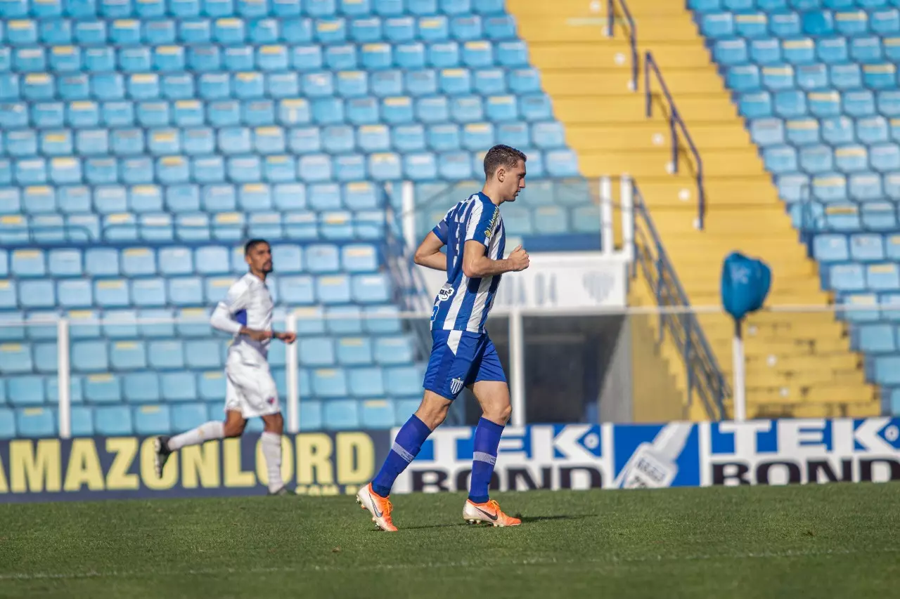 Há quase 10 anos no clube, Arthur Chaves celebra estreia como titular ...