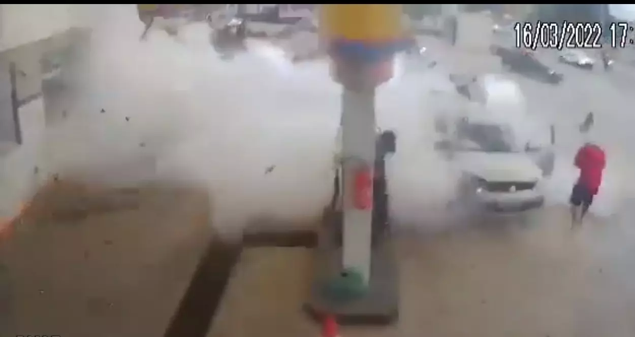 Vídeo mostra momento que carro a gás explode em posto de combustível
