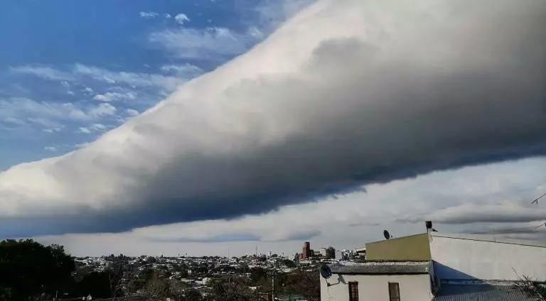 Nuvem rolo imensa surpreende moradores do Uruguai