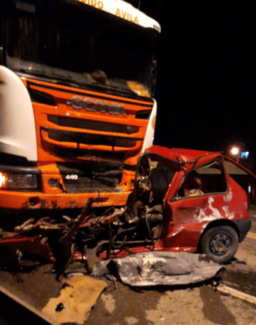 Colisão entre carro e caminhão mata duas pessoas na BR 116, em Correia Pinto