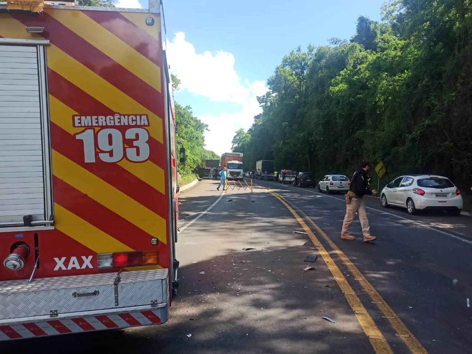 Acidente com carro e carreta tira a vida de uma pessoa na BR-282