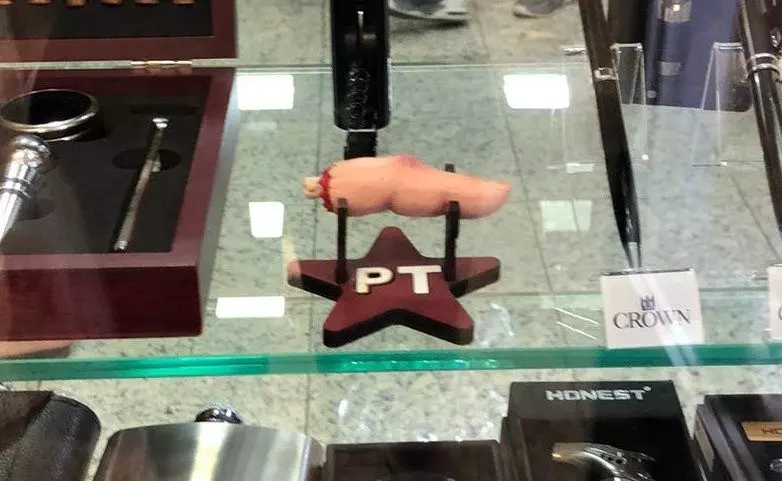 "Dedo do Lula" com estrela do PT aparece a venda em loja em SC