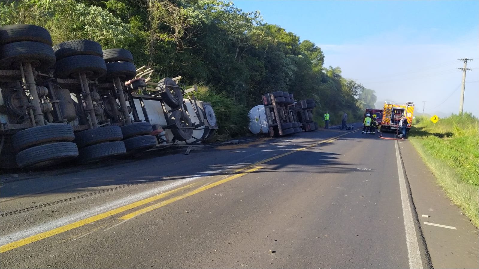 Grave acidente mata caminhoneiro e interdita rodovia no Oeste