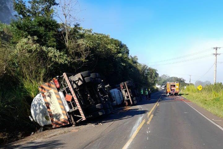 Grave acidente mata caminhoneiro e interdita rodovia no Oeste