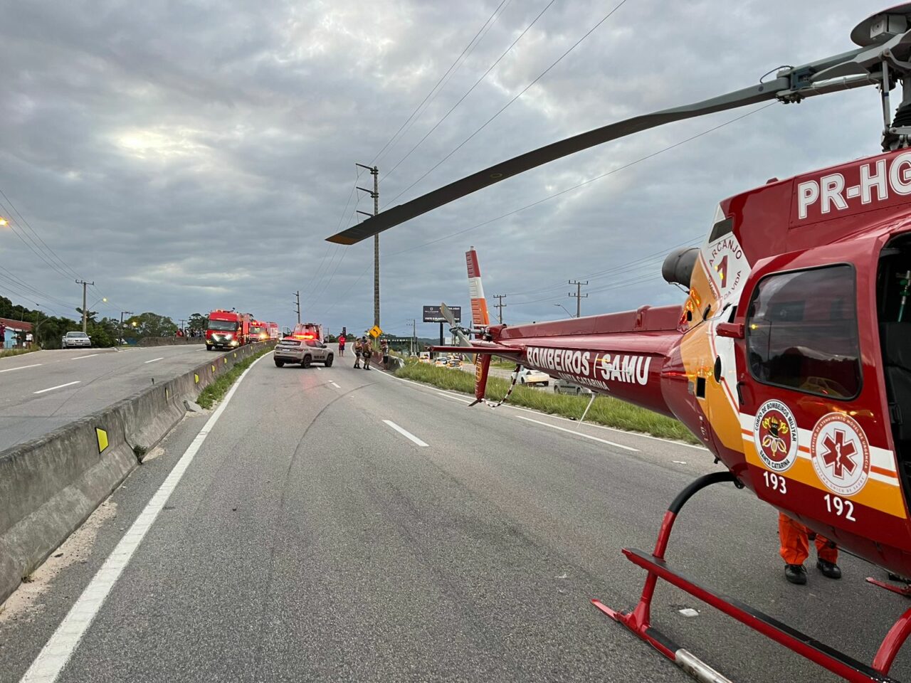 Carro capota e deixa 5 pessoas feridas na SC-403 em Florianópolis