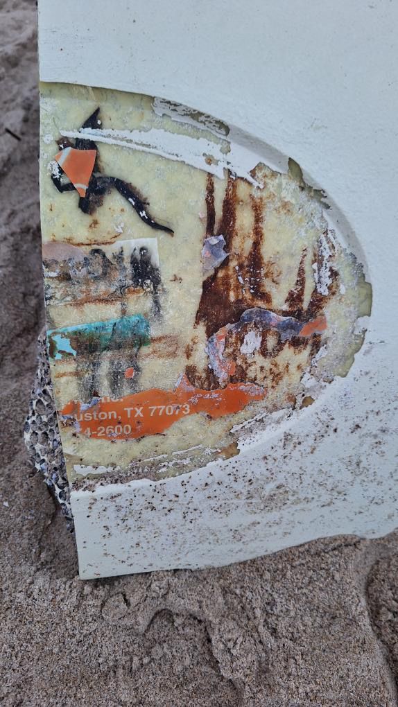 Objeto misterioso surge em praia de SC e intriga moradores; veja