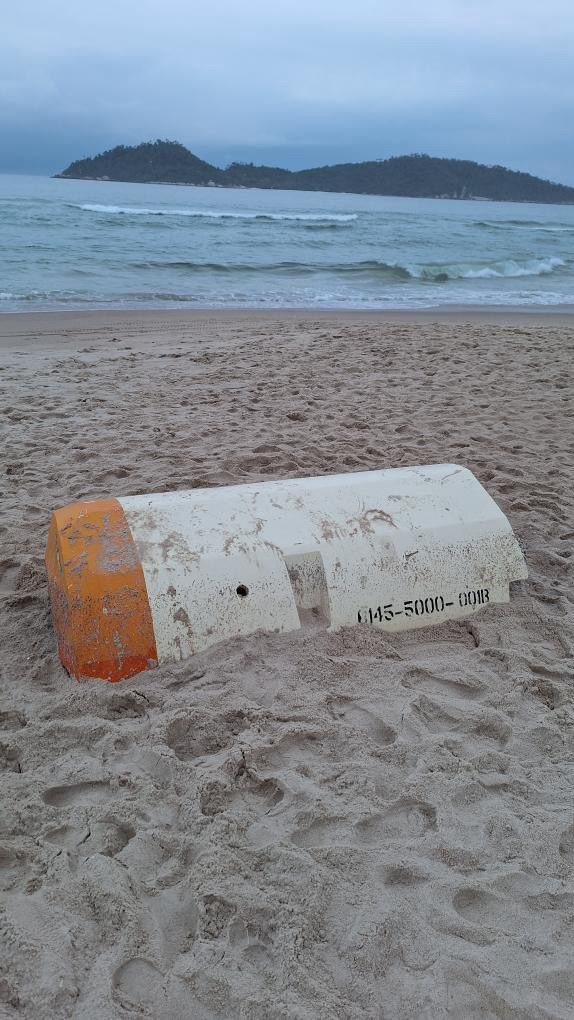 Objeto misterioso surge em praia de SC e intriga moradores; veja