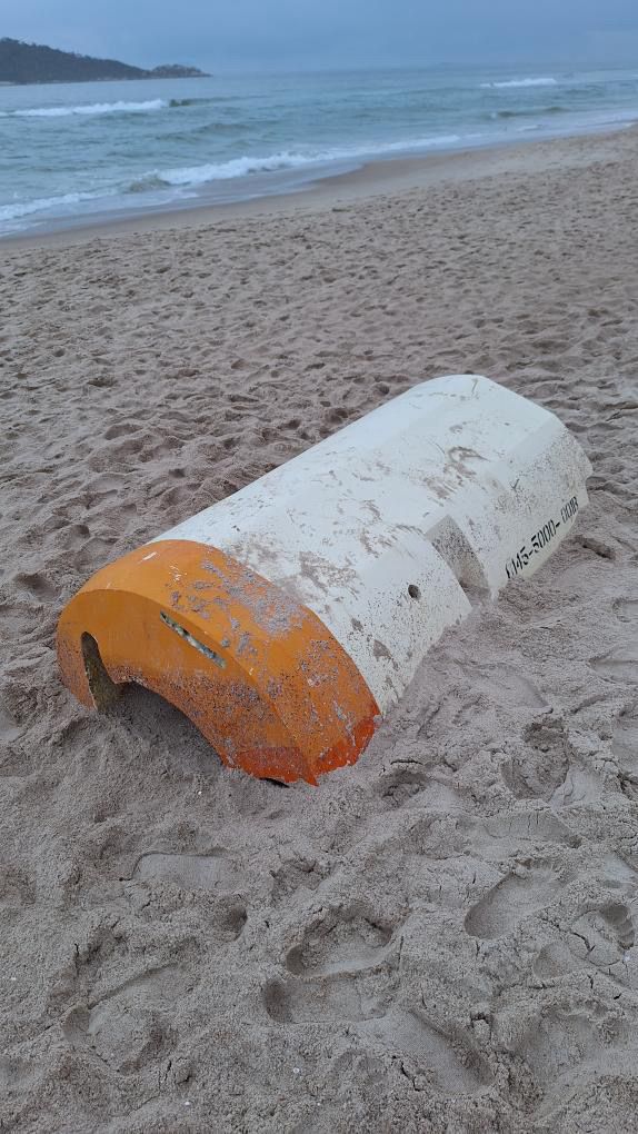 Objeto misterioso surge em praia de SC e intriga moradores; veja