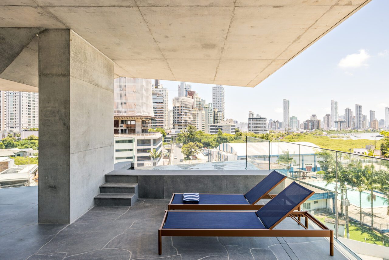 Conheça prédio de Itajaí que terá piscina transparente em sacada