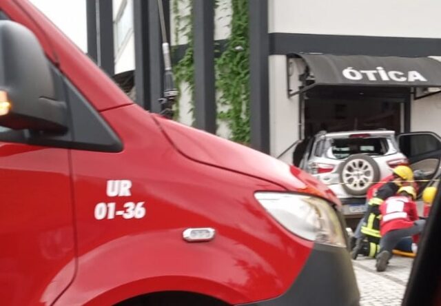 Carro invade ótica em Joinville e causa estragos; veja imagens