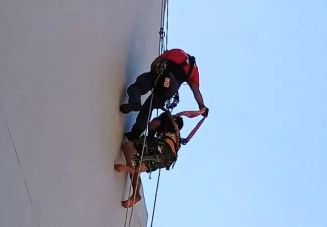 VIDEO: Painter hangs 15 meters high and is rescued in SC