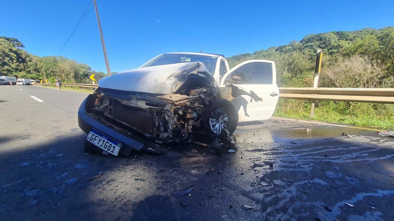 BR-282: Acidente entre carro e caminhões deixa homem ferido