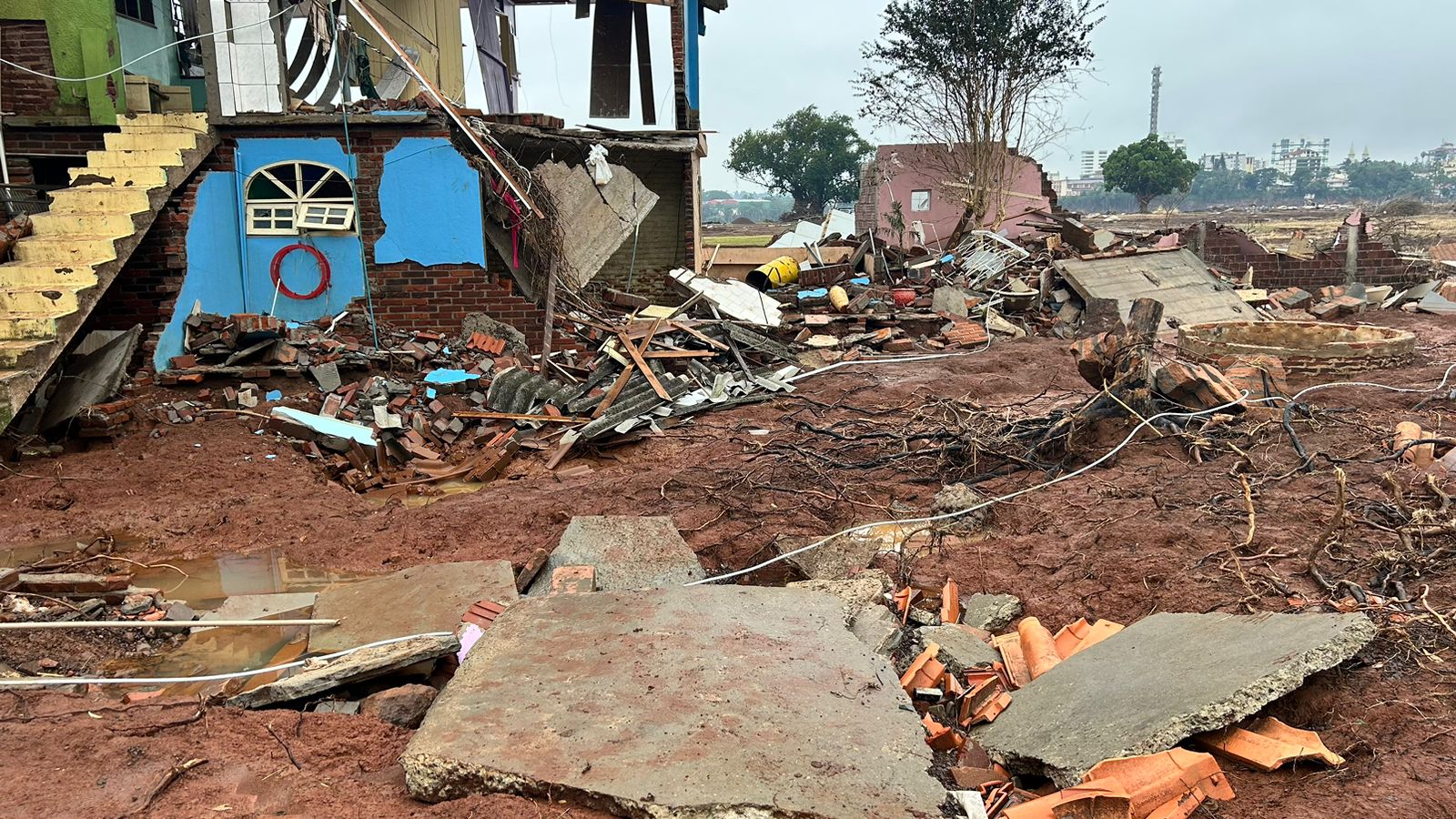Bairro destruído pela enchente em Lajeado tem antes e depois desolador