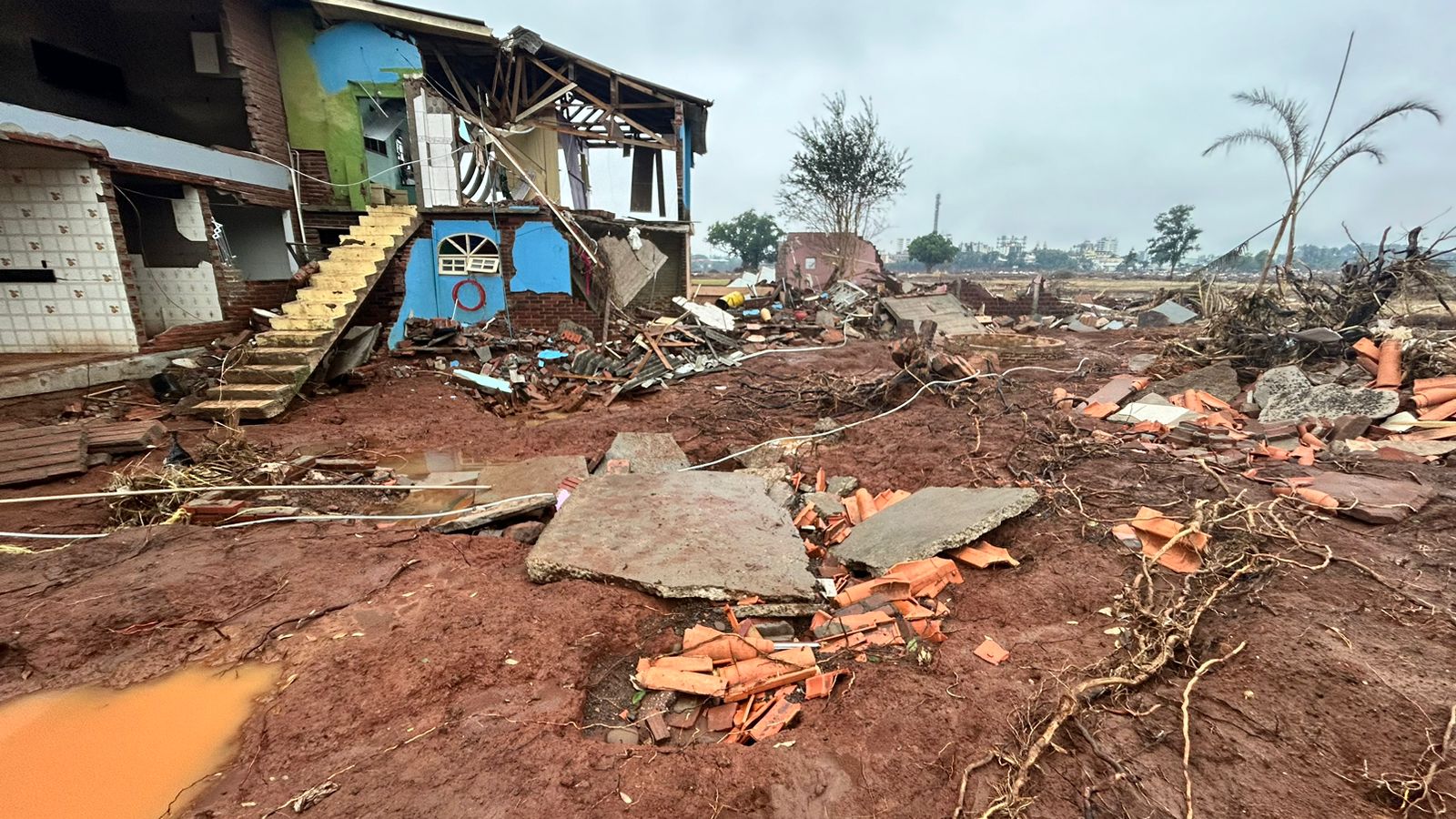 Bairro destruído pela enchente em Lajeado tem antes e depois desolador