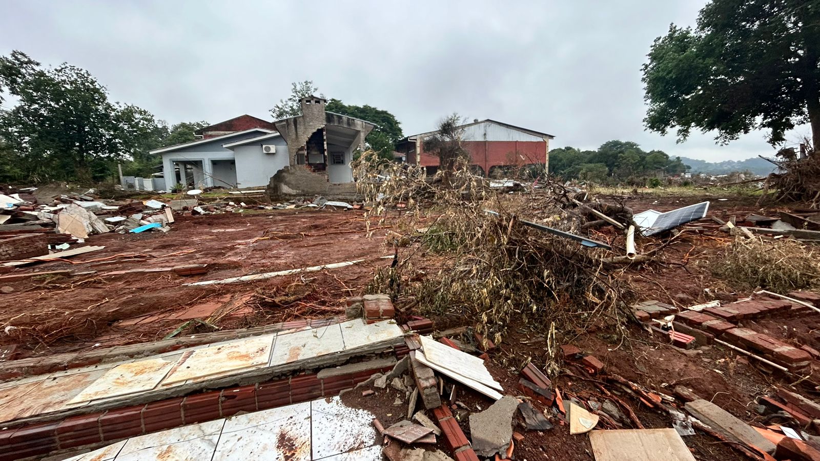 Bairro destruído pela enchente em Lajeado tem antes e depois desolador
