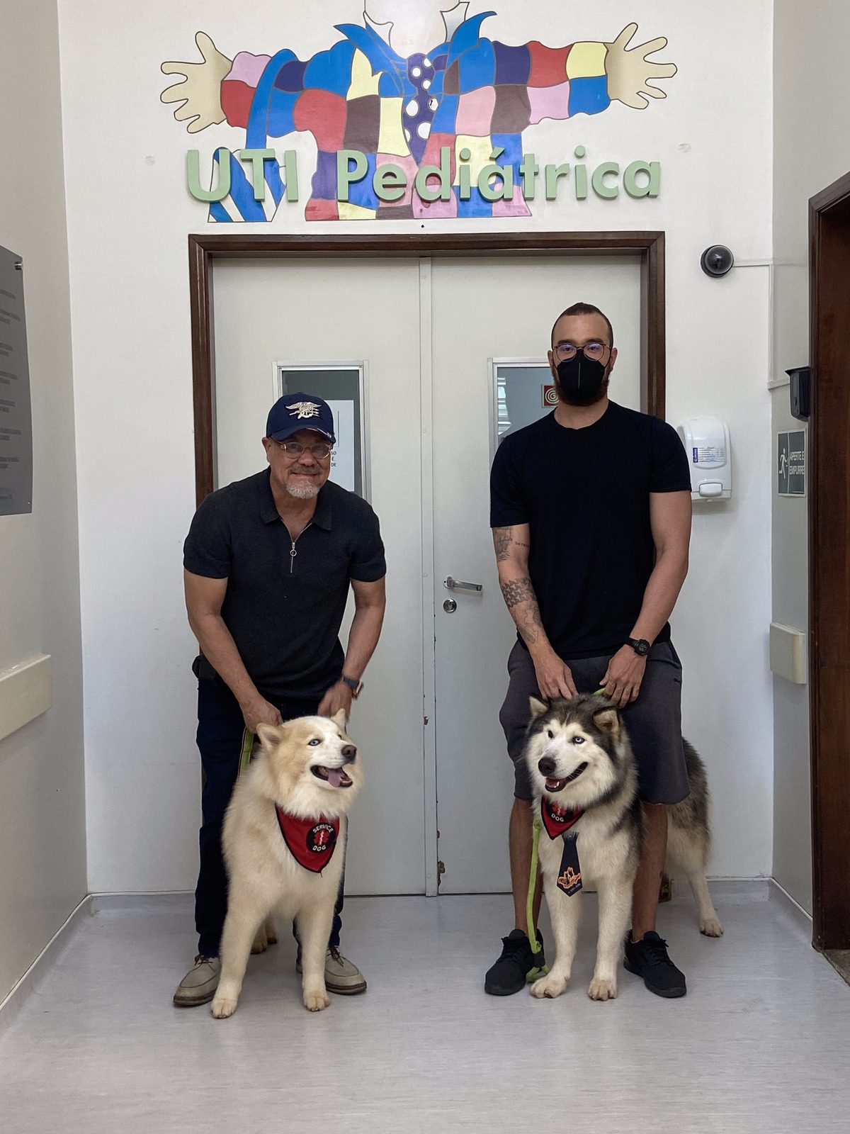 Cachorros visitam crianças em hospital; veja imagens