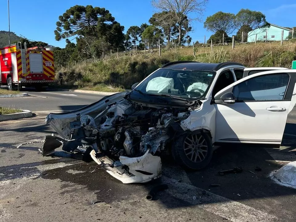 Acidente entre carro e caminhão deixa três pessoas feridas