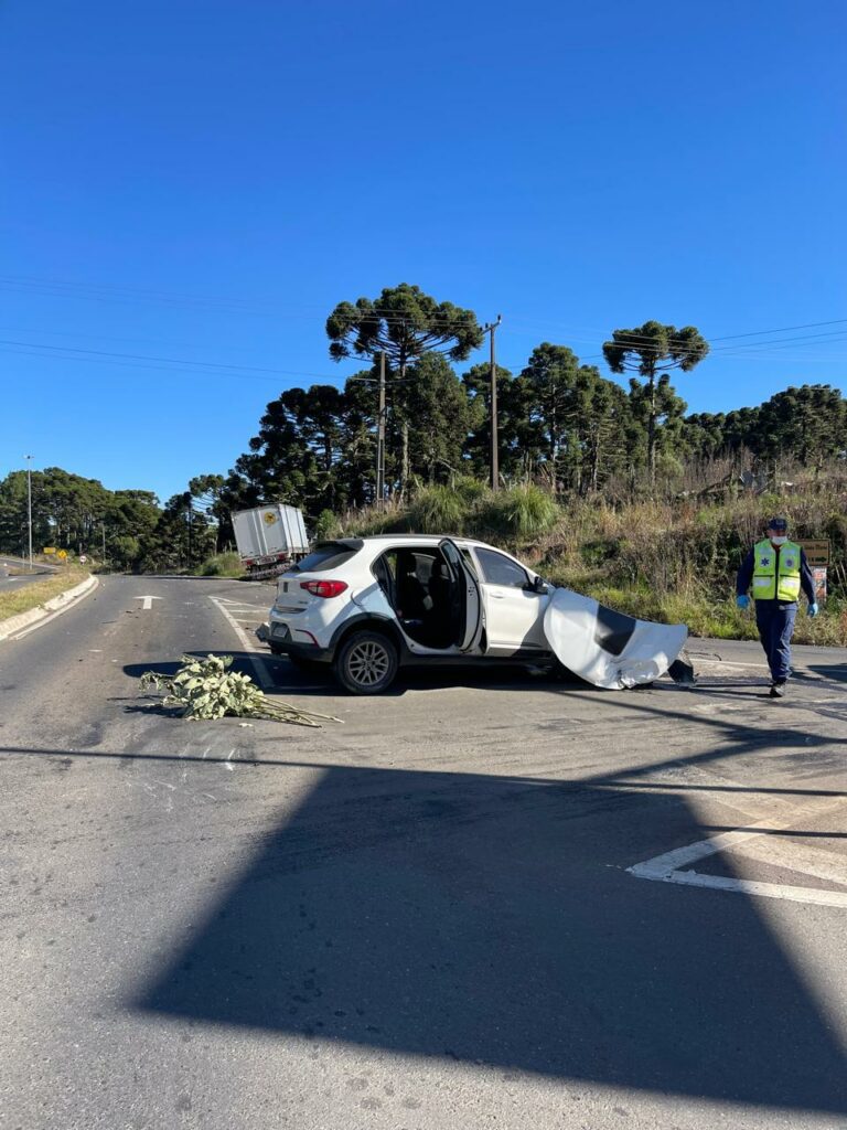 Acidente entre carro e caminhão deixa três pessoas feridas