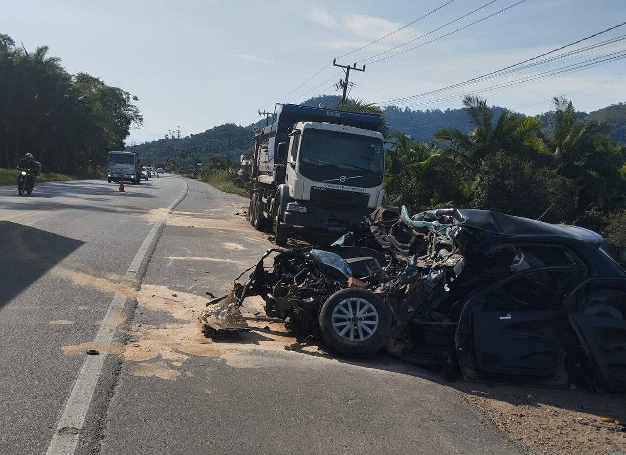 Batida de caminhão destruiu carro e deixou motorista morta