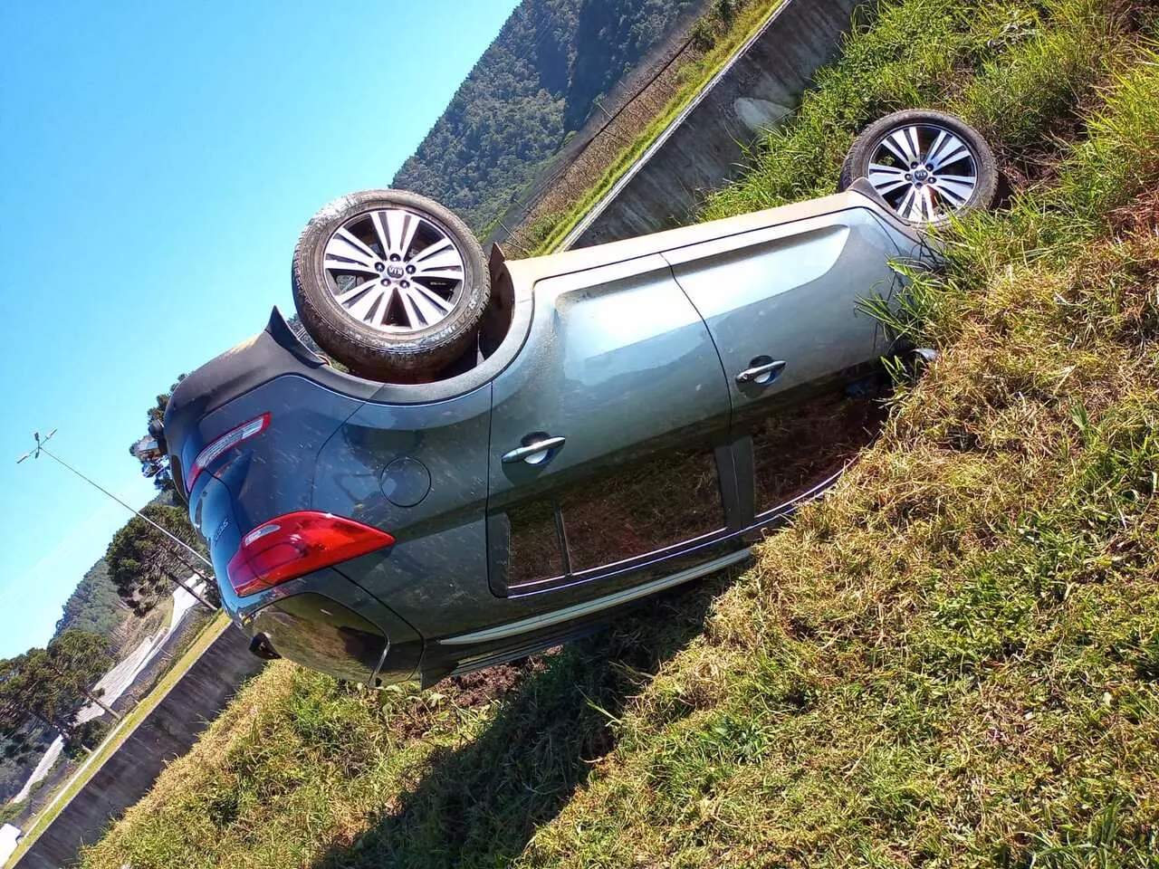 Capotamento na BR-282 deixa duas pessoas feridas