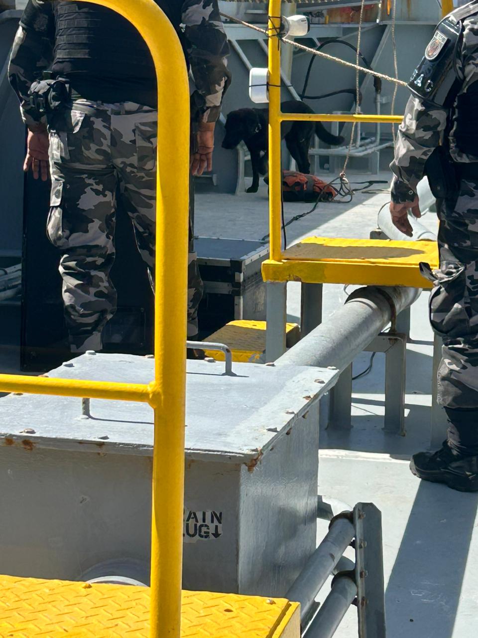 Material explosivo é encontrado em navio