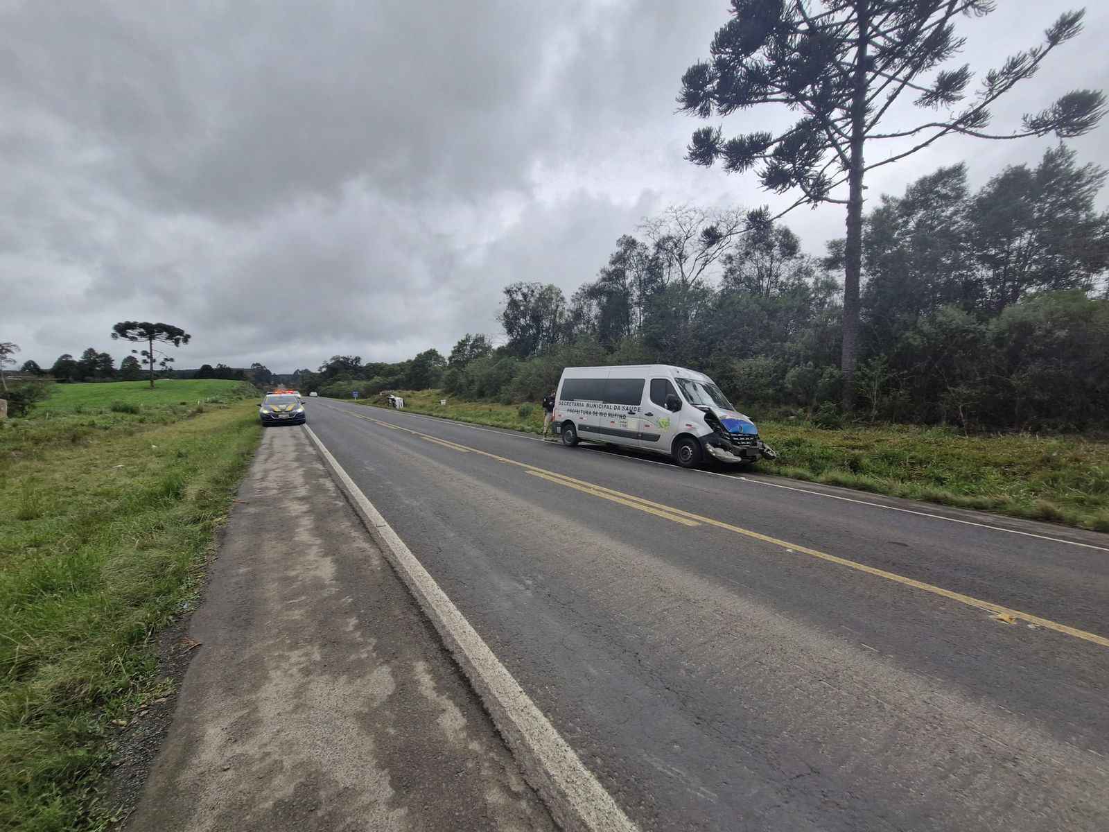 Acidente na Serra: carro colide com van da Secretaria da saúde