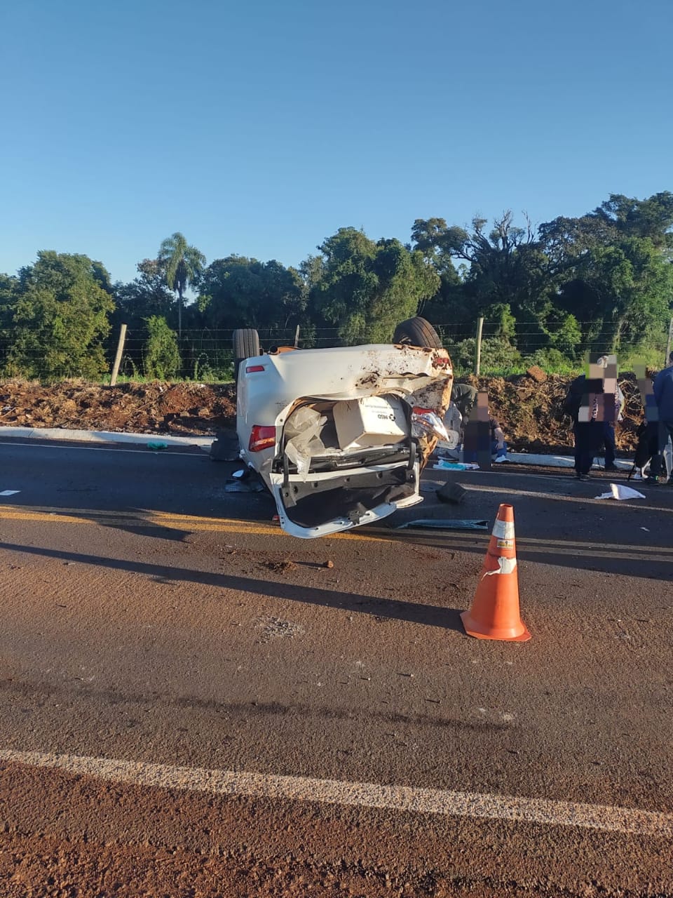 Carro fica de rodas para o ar após capotar na SC-155