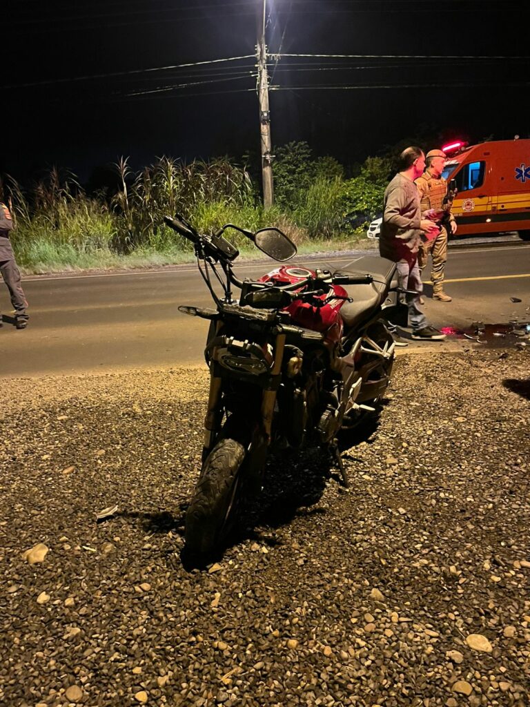 Grave colisão entre carro e moto deixa uma pessoa morta na SC-108